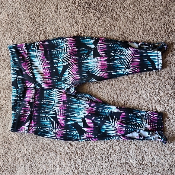 Xersion | Pants & Jumpsuits | Xersion Palm Gradient Ombre Capri Cutout ...